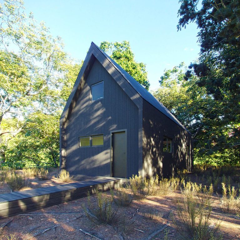 Modern Alpine Cottage Brings the Outdoors In