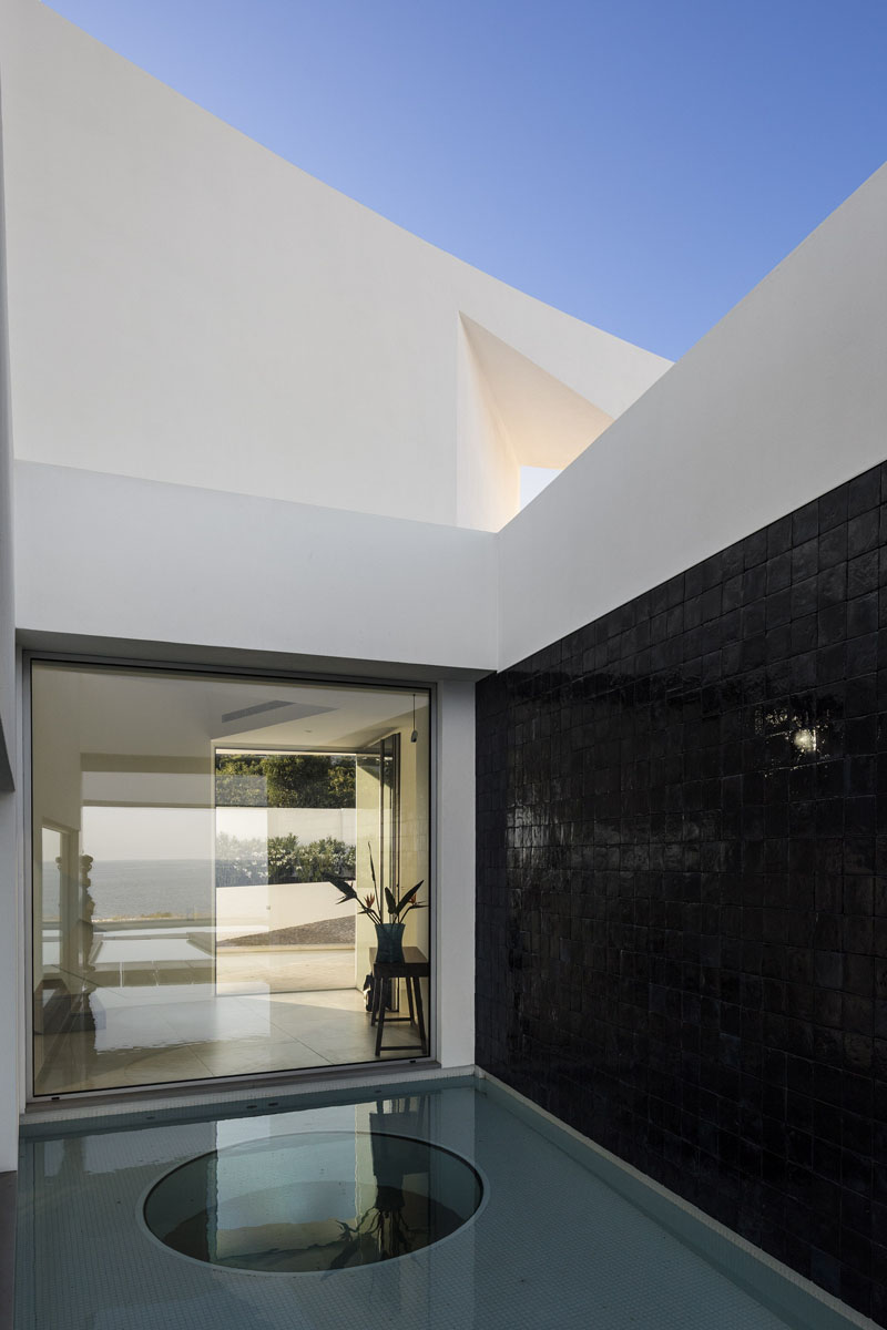 Contemporary Elliptical House with Organic Architectural Design ...