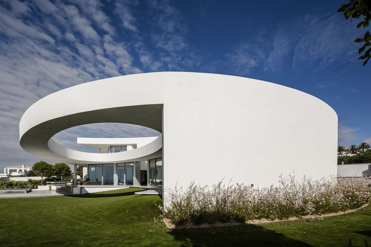 Contemporary Elliptical House with Organic Architectural Design ...