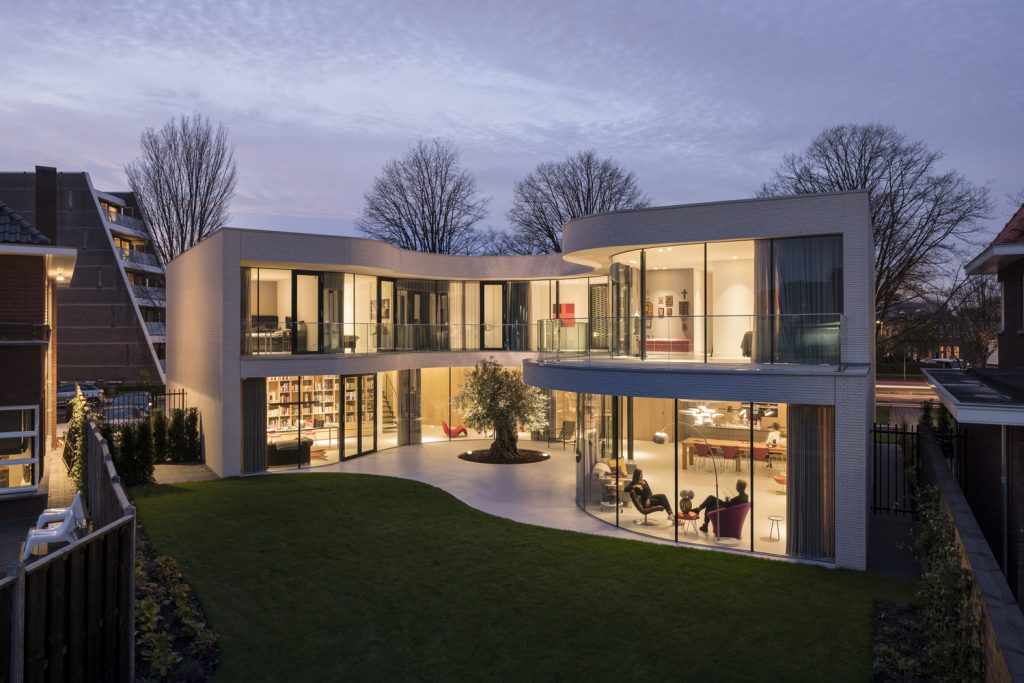 Avant-Garde Architecture of a Private Home with Modernist Approach ...
