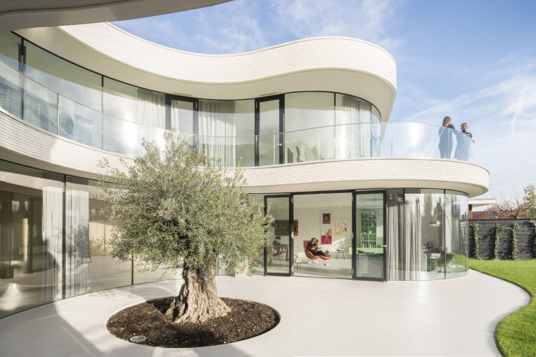 Avant-Garde Architecture of a Private Home with Modernist Approach ...