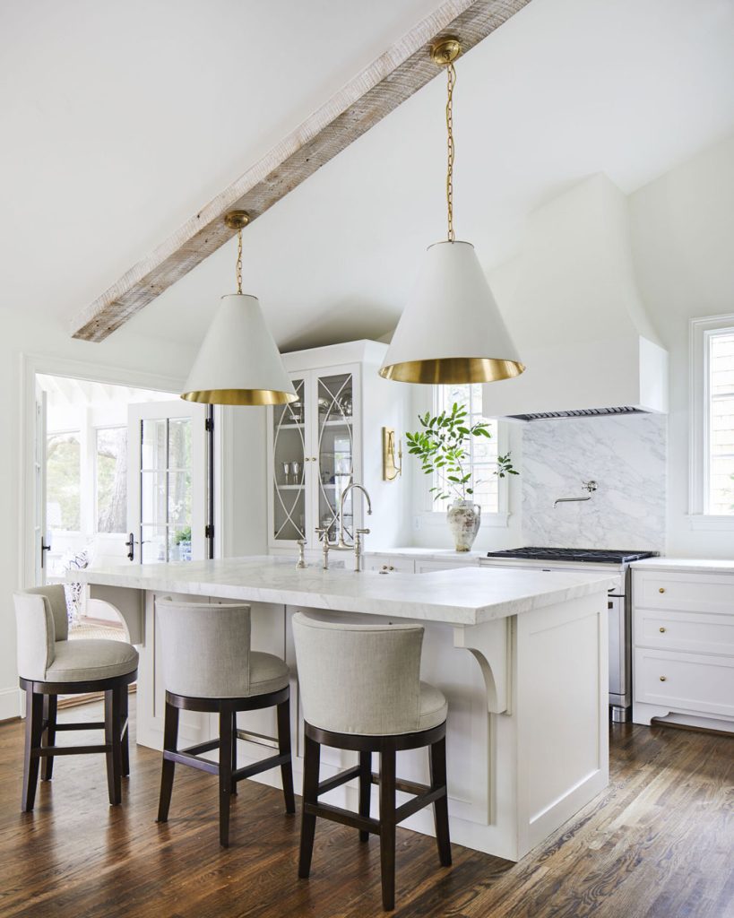 Suburban Cottage: Old World Charm Meets Refined Modernity