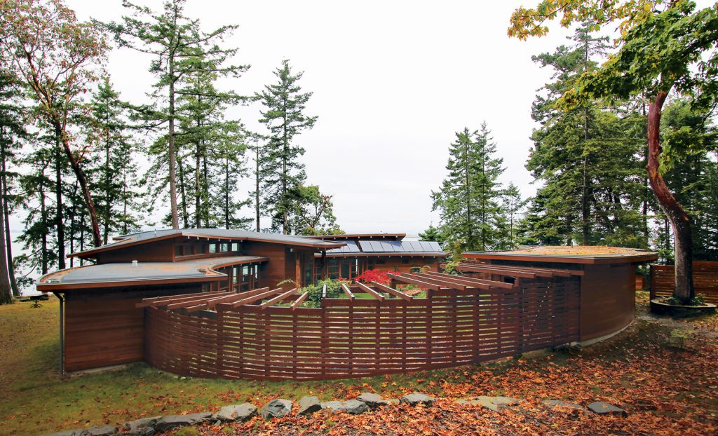 Off-The-Grid Circular Oceanfront House With Protected Courtyard ...