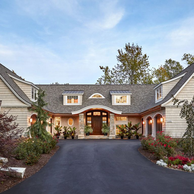 Traditional Lake House with Hybrid Architectural Design