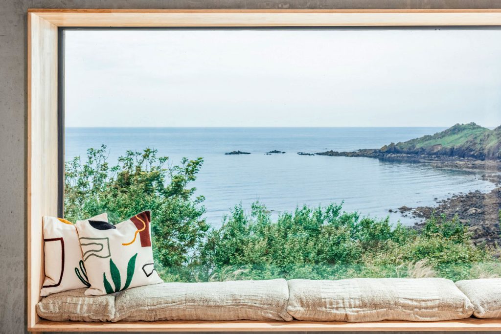 Modern Rustic Cottage in Cornwall with Spectacular Sea Views