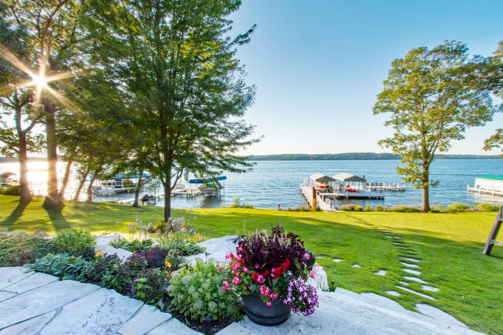 Lakeside Cedar Lodge with Private Pier and Spectacular View