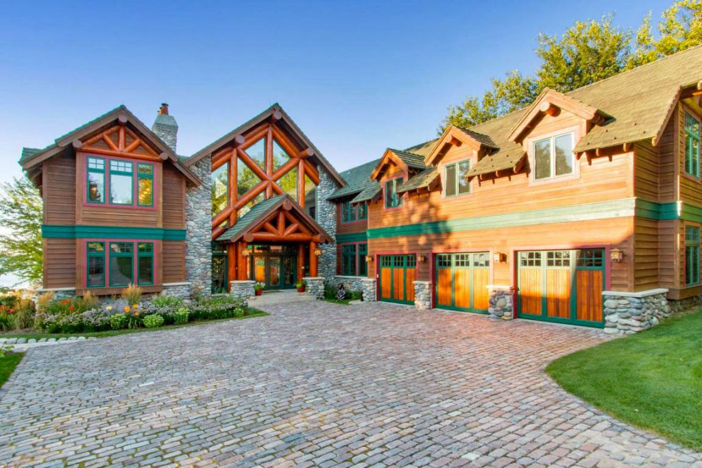 Lakeside Cedar Lodge with Private Pier and Spectacular View