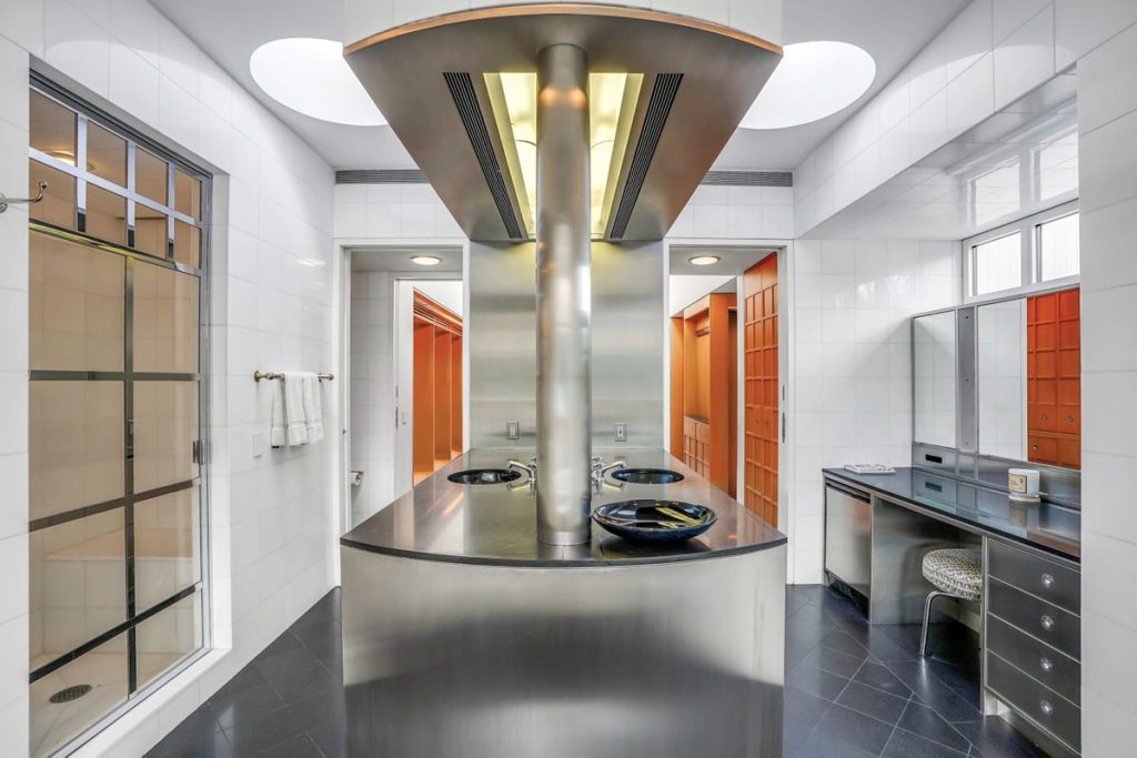 Beautifully Crafted Avant-Garde Modernist Dream Home