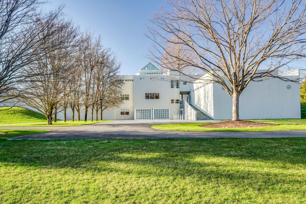 Beautifully Crafted Avant-Garde Modernist Dream Home