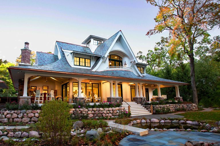 Luxury Lakeside Family Cottage on Geneva Lake