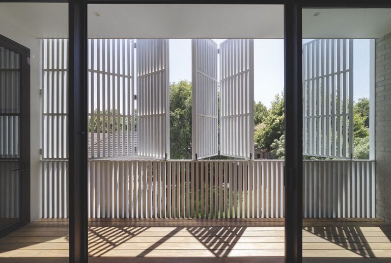 Secluded House Creates A Sense Of Living Within A Hidden Garden ...