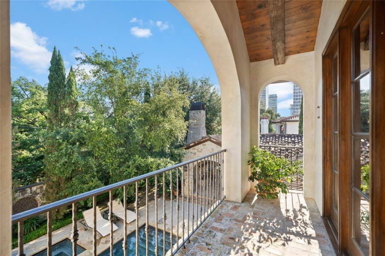 Spanish Mediterranean Estate with Classic Courtyard Design