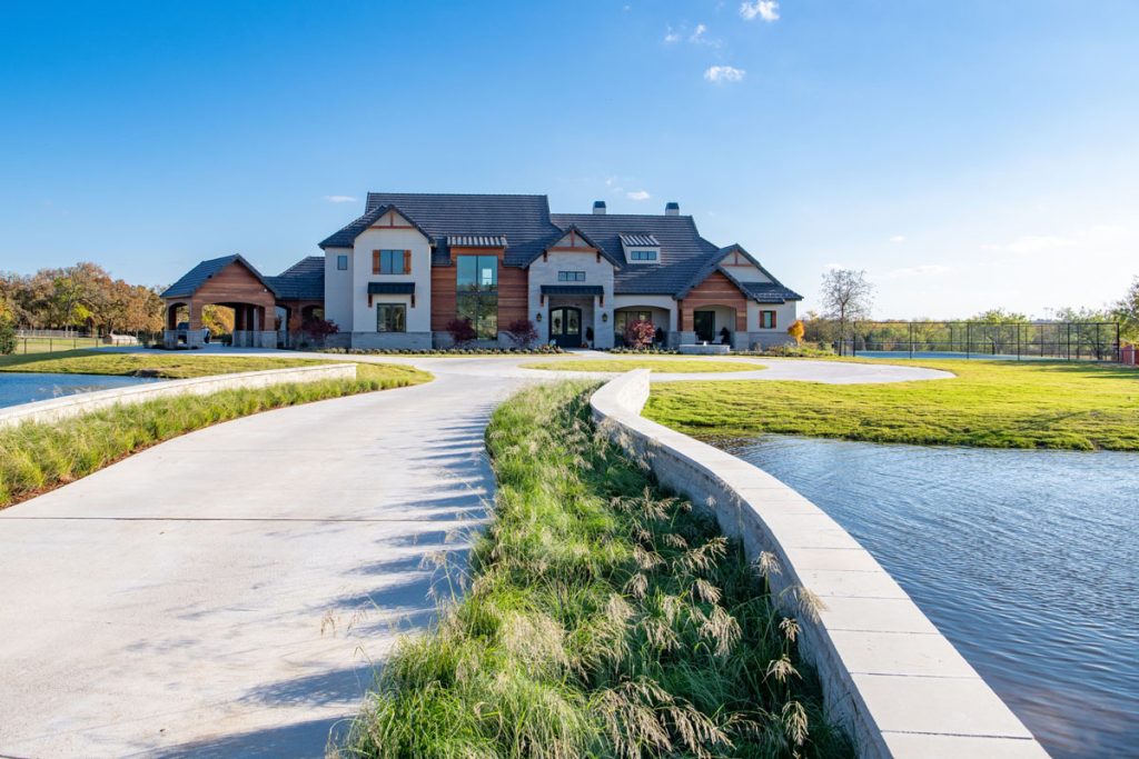 Modern Texas Oasis: Luxury Estate Near Grapevine Lake