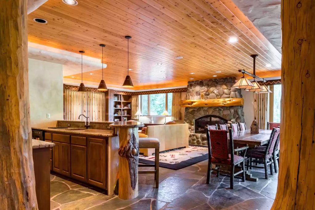 Timeless Pacific Northwest Country Ranch in a Wooded Setting