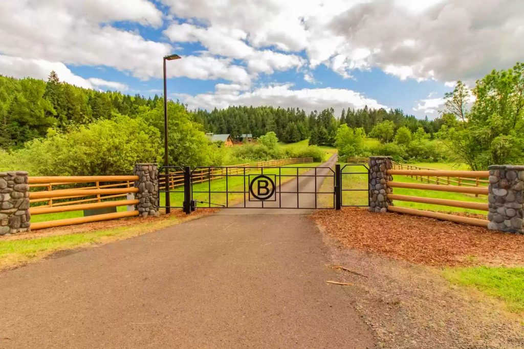 Timeless Pacific Northwest Country Ranch in a Wooded Setting