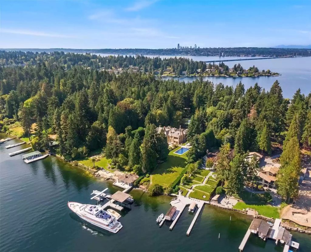 Impressive Sandstone Mansion with Classical Architecture