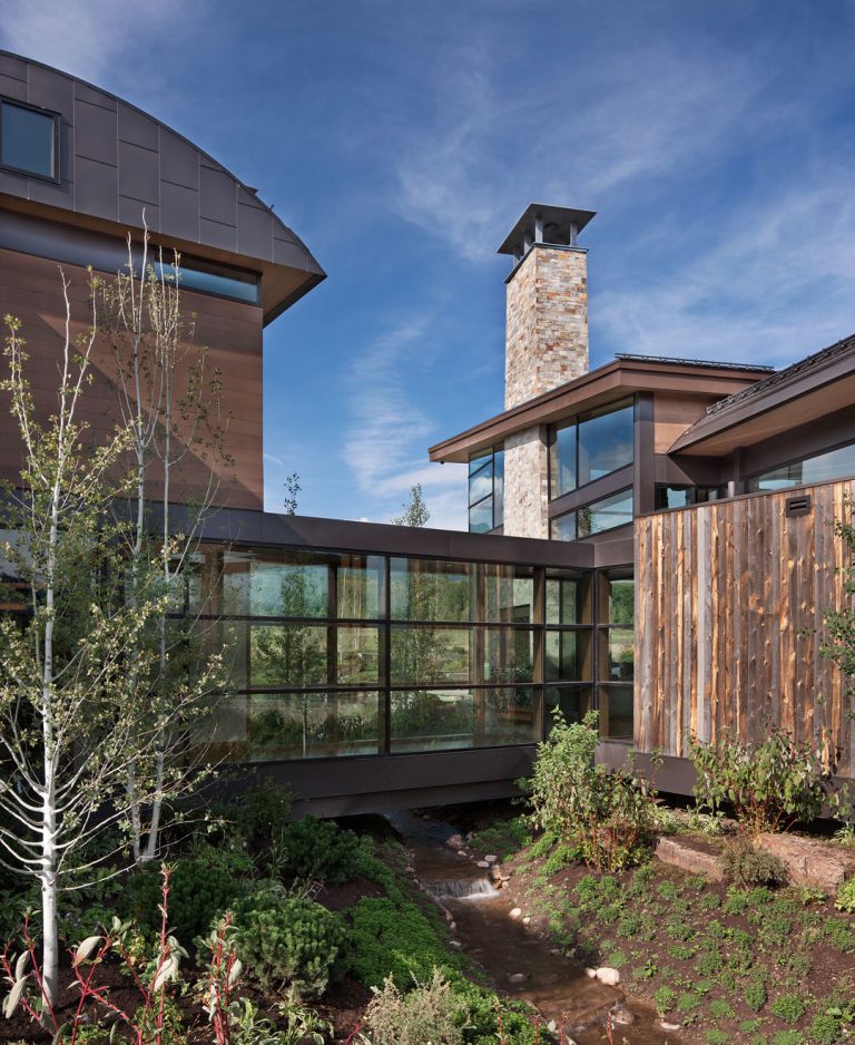 Sustainable Modern Ranch House with Dramatic Mountain Landscape as Backdrop