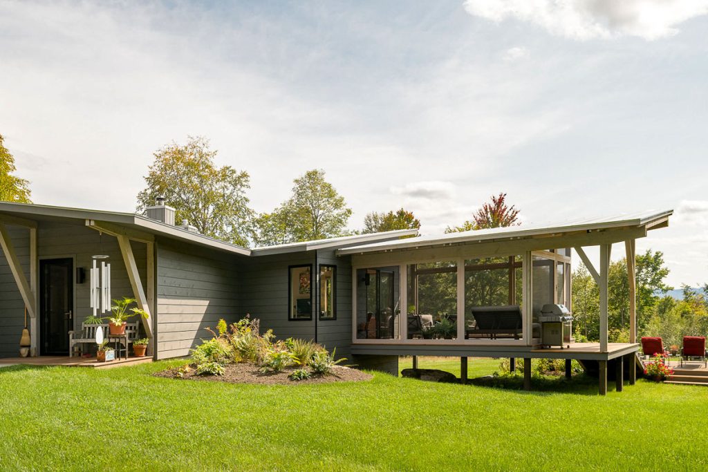 A Modern Take on Midcentury Design in Vermont’s Countryside