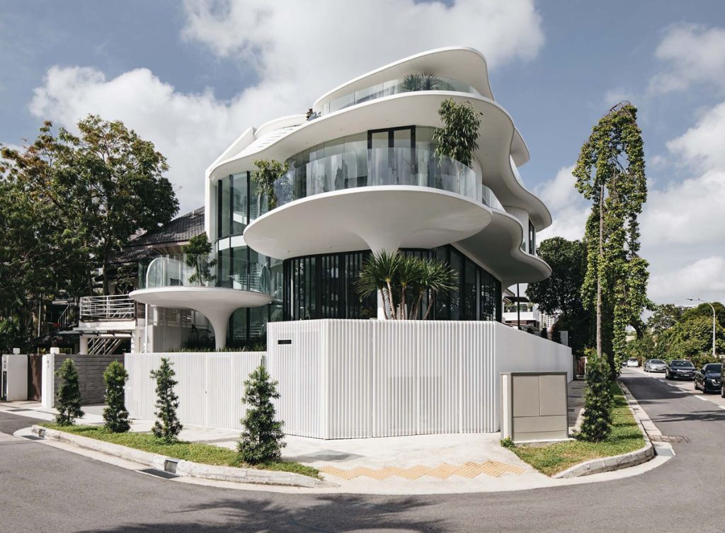 Unique Curvy House with Stiletto-Shaped Columns