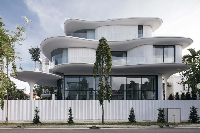 Unique Curvy House with Stiletto-Shaped Columns