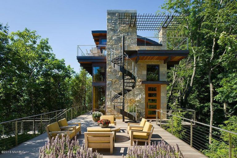 Spectacular Modern Architectural Masterpiece on Lake Michigan