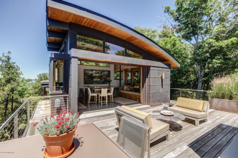 Spectacular Modern Architectural Masterpiece on Lake Michigan