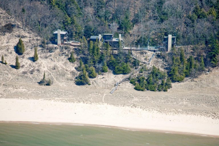 Spectacular Modern Architectural Masterpiece on Lake Michigan