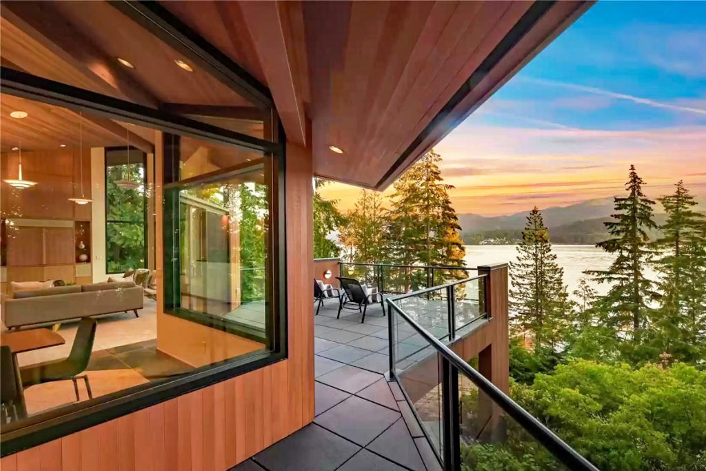 Modern Lake House Makes Iconic Architectural Statement