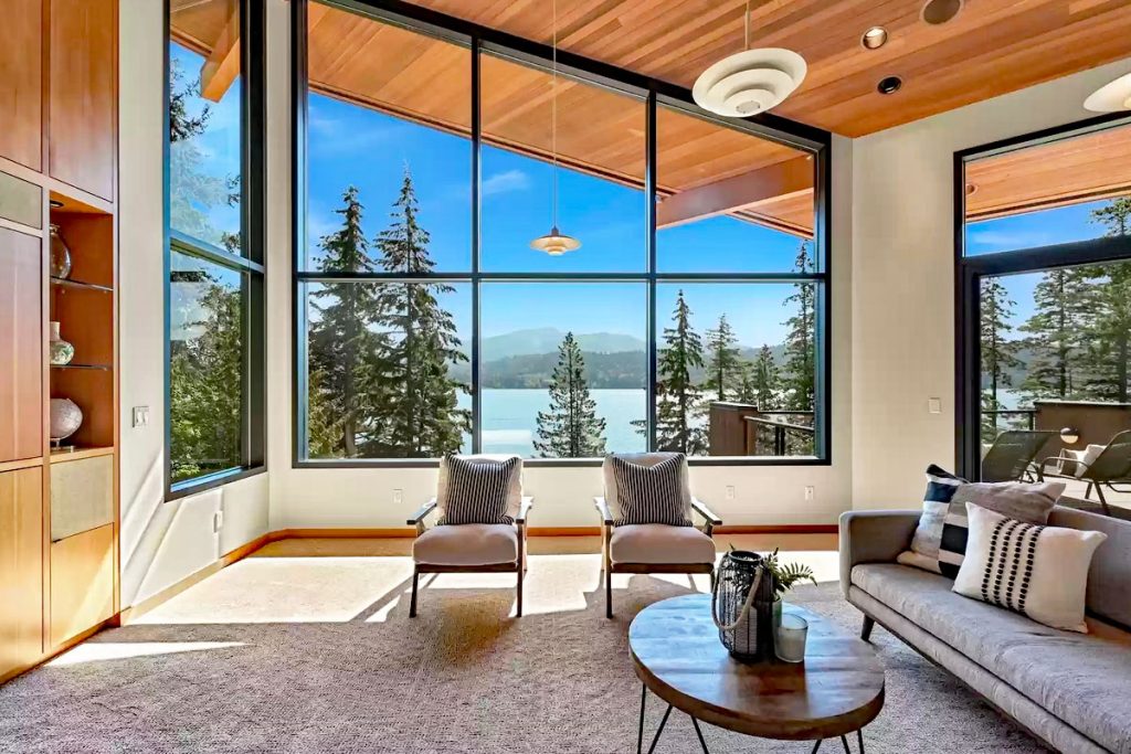 Modern Lake House Makes Iconic Architectural Statement