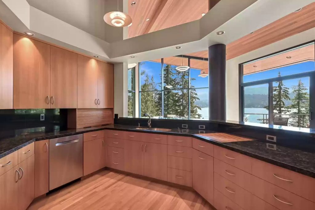 Modern Lake House Makes Iconic Architectural Statement