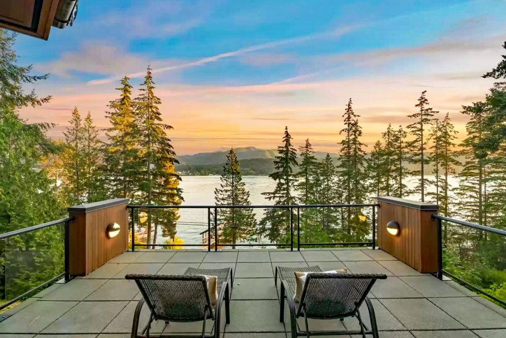 Modern Lake House Makes Iconic Architectural Statement