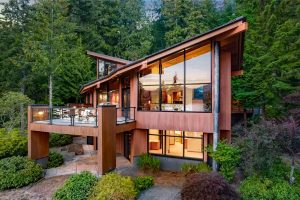 Modern Lake House Makes Iconic Architectural Statement