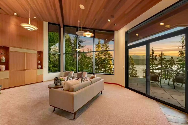 Modern Lake House Makes Iconic Architectural Statement