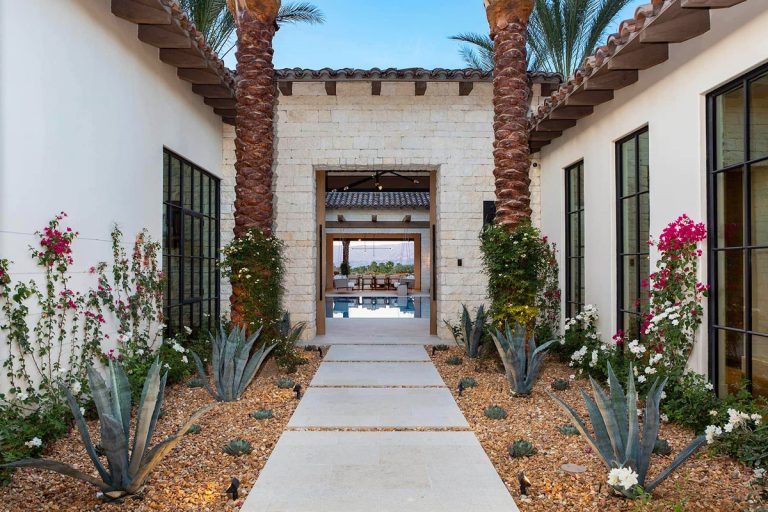 The Simple Elegance of a Hacienda-Style Ranch in La Quinta