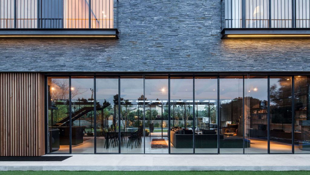 Modern House in Israel with a Dramatic Yet Warm Atmosphere ...