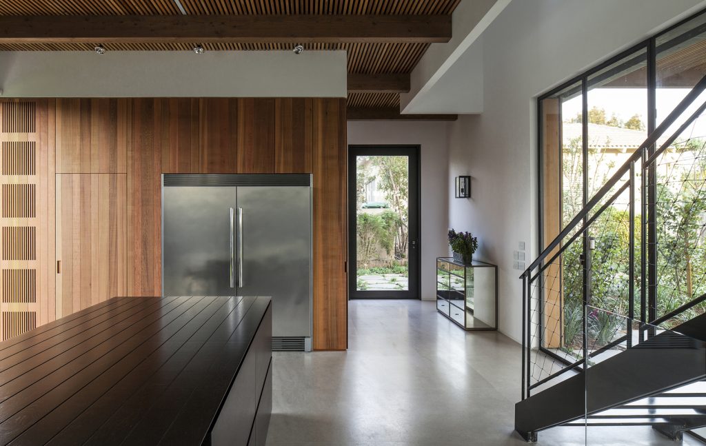 Modern House in Israel with a Dramatic Yet Warm Atmosphere ...