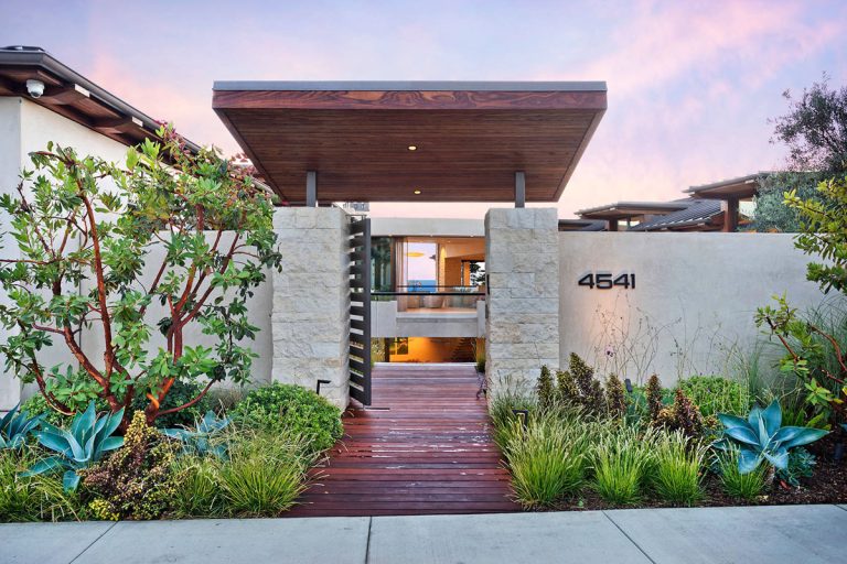 Contemporary Oceanfront Private Oasis with Courtyard