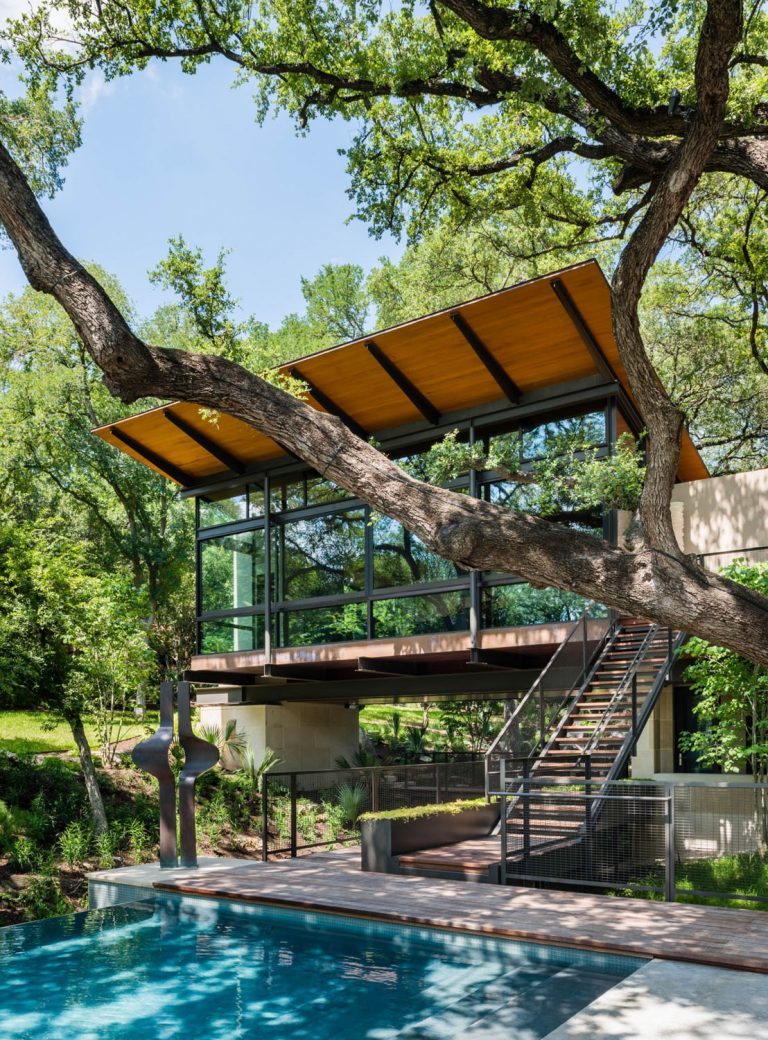 Modern Retreat Across a Ravine Built Between Heritage Oak Trees ...