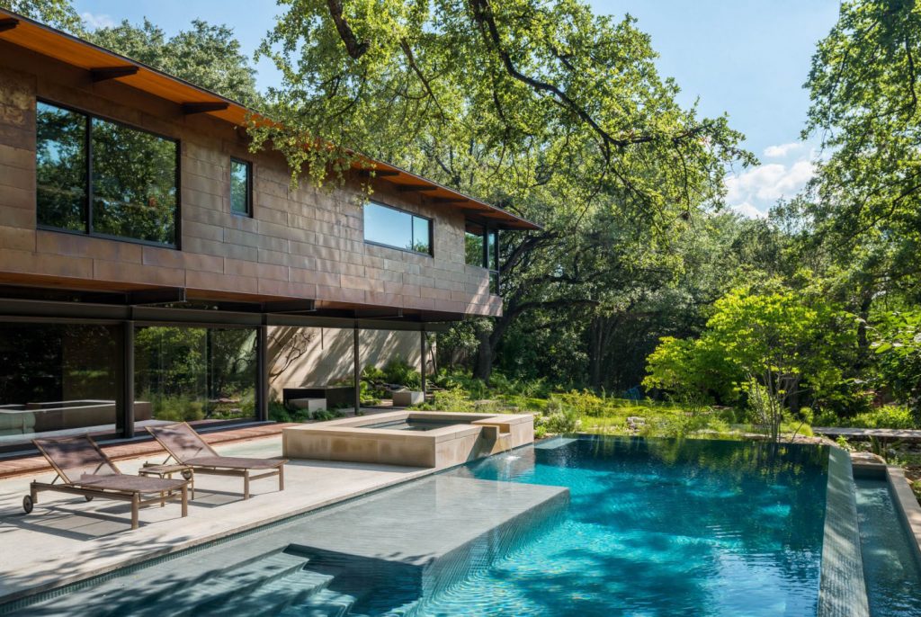 Modern Retreat Across a Ravine Built Between Heritage Oak Trees ...