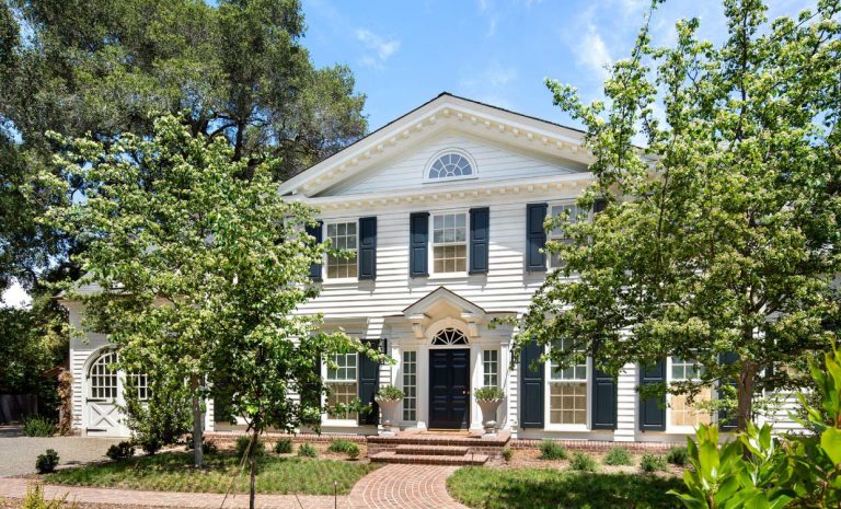 Crown Moulding Dominates This Updated Neoclassical American Federal ...