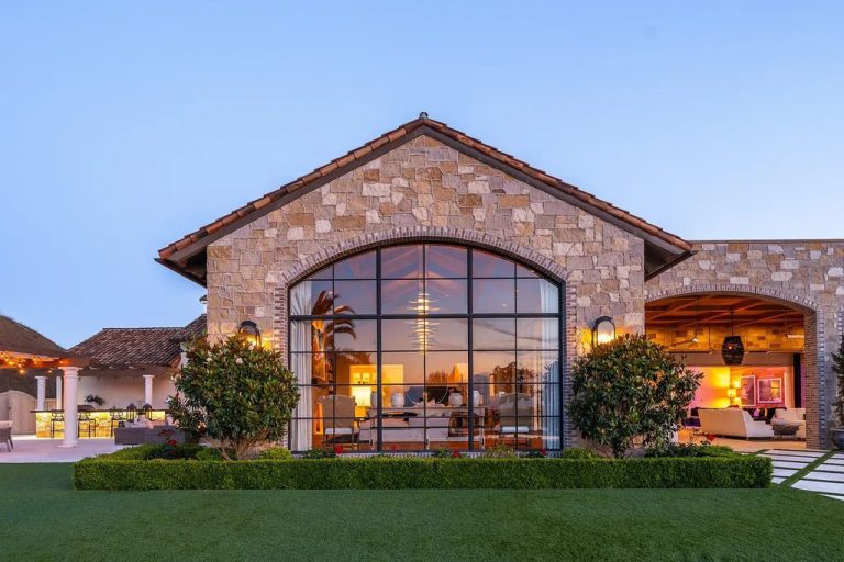 Timeless Rustic Napa-Style Farmhouse Estate in Hidden Valley