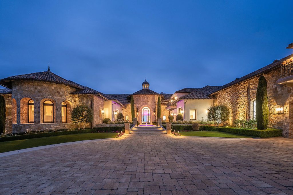 Timeless Rustic Napa-Style Farmhouse Estate in Hidden Valley