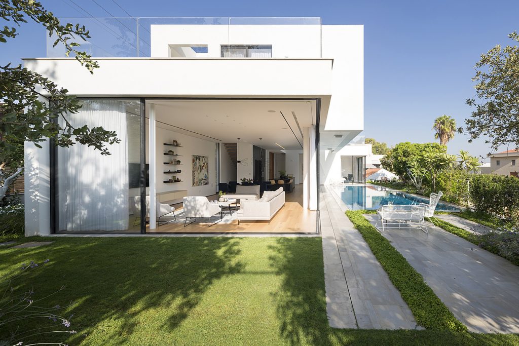 Modern Family Home In Israel Seamlessly Connects With The Outdoors ...