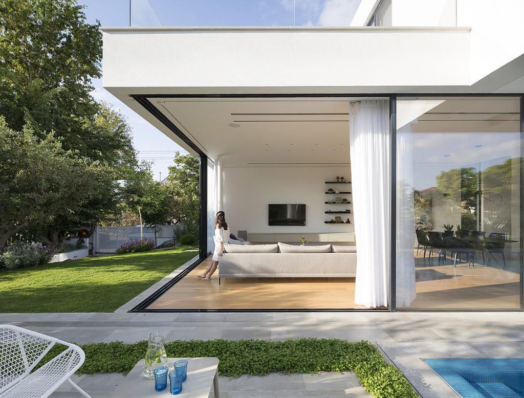 Modern Family Home In Israel Seamlessly Connects With The Outdoors ...