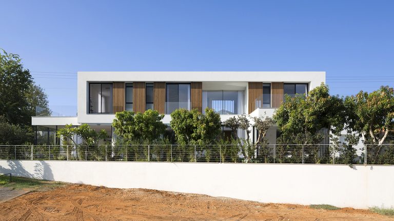 Modern Family Home In Israel Seamlessly Connects With The Outdoors ...
