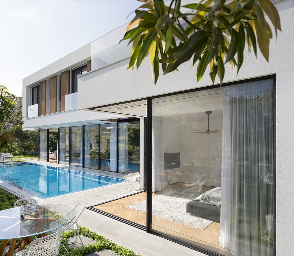 Modern Family Home In Israel Seamlessly Connects With The Outdoors ...
