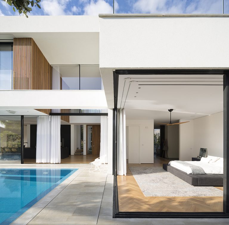 Modern Family Home In Israel Seamlessly Connects With The Outdoors ...