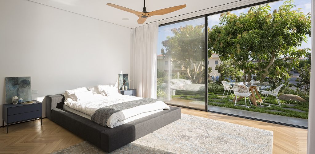 Modern Family Home In Israel Seamlessly Connects With The Outdoors ...