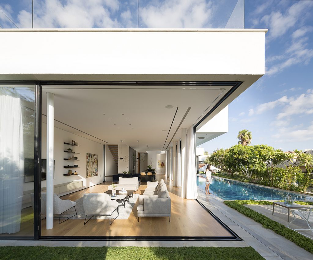 Modern Family Home In Israel Seamlessly Connects With The Outdoors ...