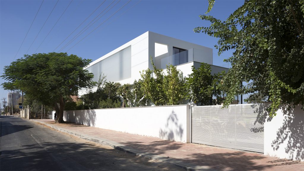 Modern Family Home In Israel Seamlessly Connects With The Outdoors ...